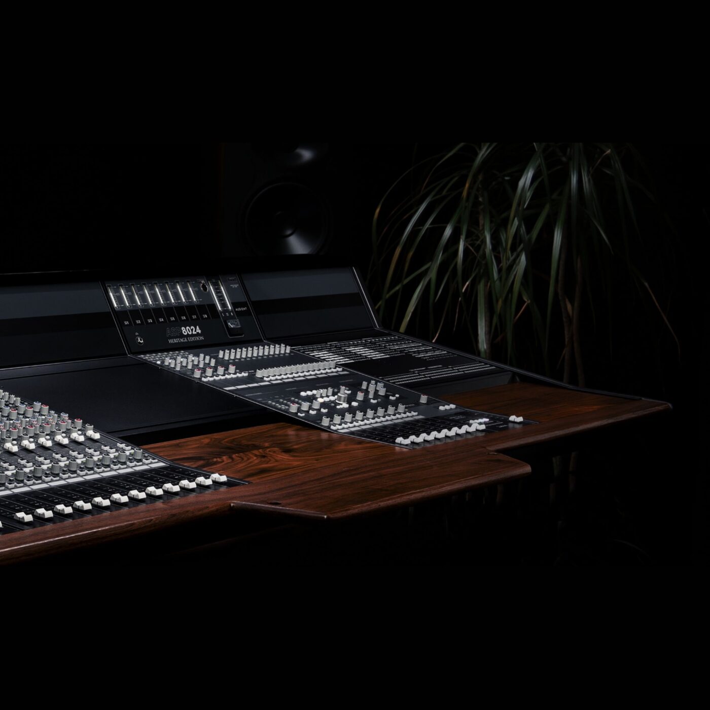 Audient ASP8024-HE - 24 Channel Analogue Console - AWAVE